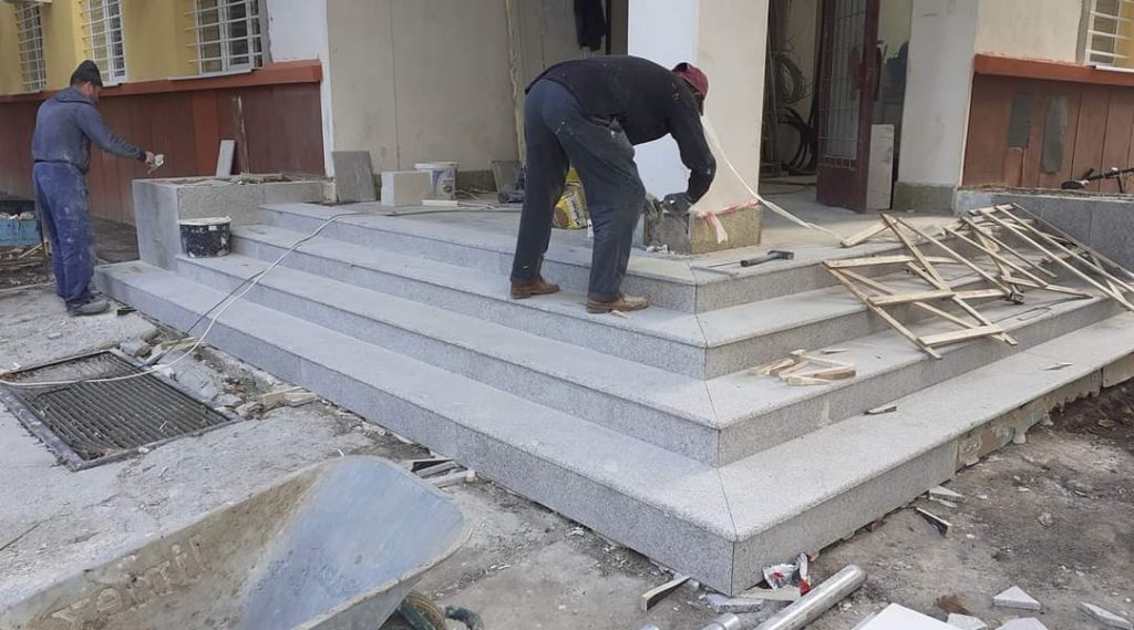 Montaj De Granit. Placare blat de bucatarie si insula, trepte, glafuri