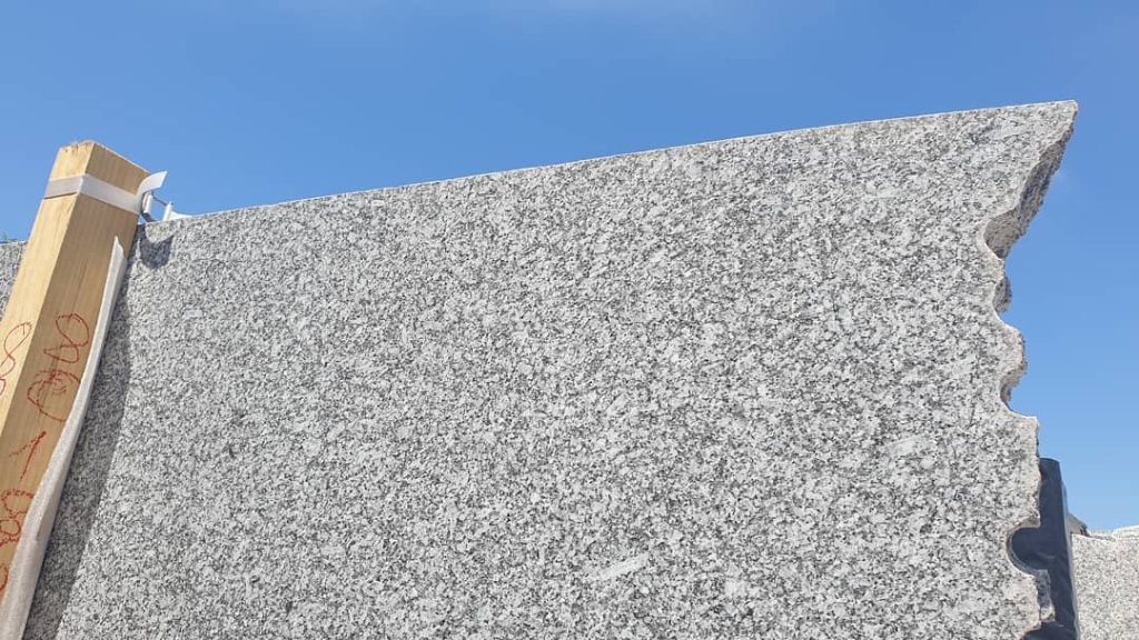 Placi Granit Fiamat Gris Tragal de 30x60x1,5 cm pentru interior